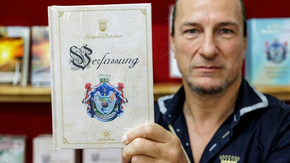 Selbsternannter König der Reichsbürgergruppe "Königreichs Deutschland ...