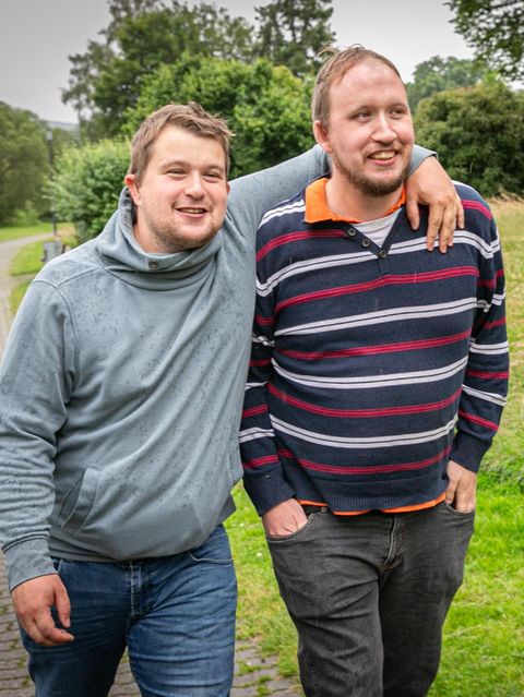 Die Brüder Tristan und Tom Arm in Arm bei einem Spazeirgang. Beide erlebten Kindesmissbrauch