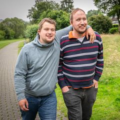 Die Brüder Tristan und Tom Arm in Arm bei einem Spazeirgang. Beide erlebten Kindesmissbrauch