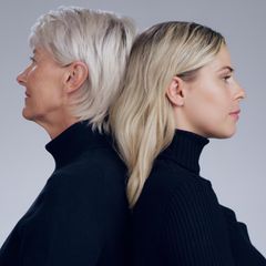 Kontaktabbruch: Mutter und Tochter stehen Rücken an Rücken