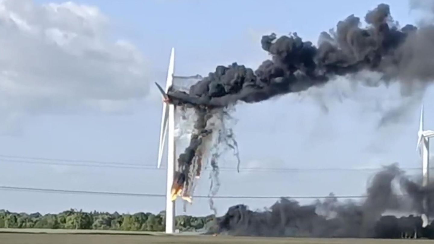 Bremervörde: Windrad geht in Flammen auf – Feuerwehr muss zusehen ...