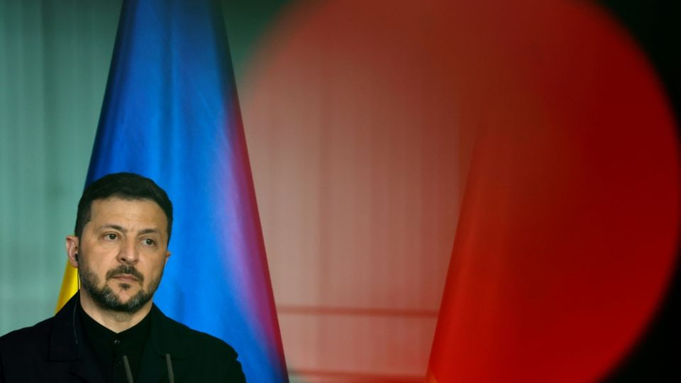 Selenskyj feiert "brillante" Ergebnisse von Angriffen auf russische Stützpunkte | STERN.de