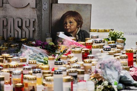 Kerzen, Blumen und ein Bild am Eingang der Schule in Graz, in der ein ehemaliger Schüler wahllos um sich geschossen hat