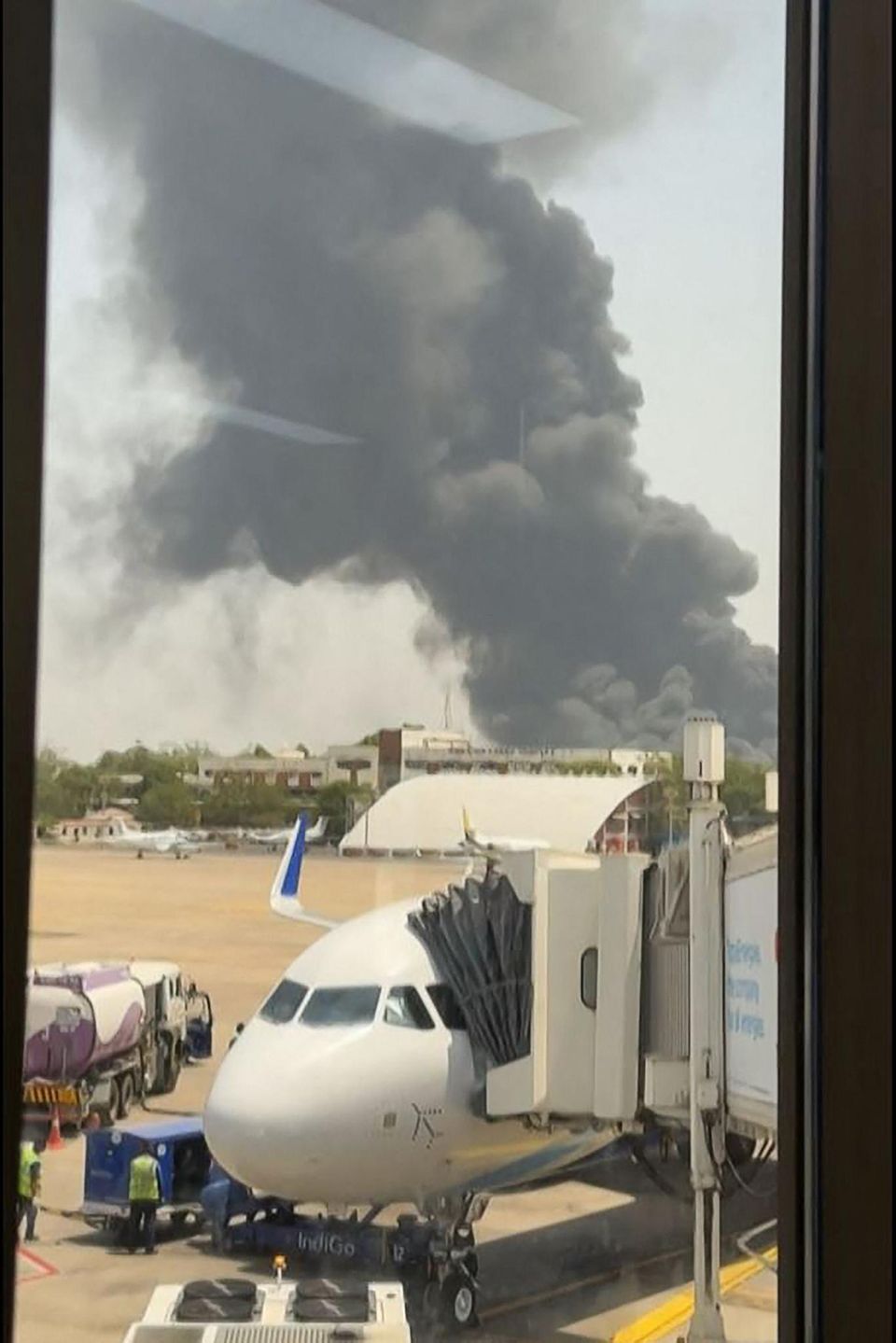 Flugzeugabsturz in Indien: Die Bilder der Unglücksstelle | STERN.de