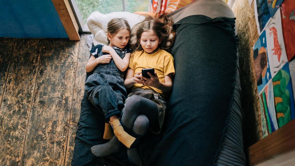 Generation Alpha: Chatten, swipen, Selfies – und was kann sie sonst ...