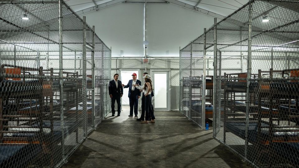 Alligator Alcatraz: Donald Trump besucht trauriges Abschiebegefängnis ...