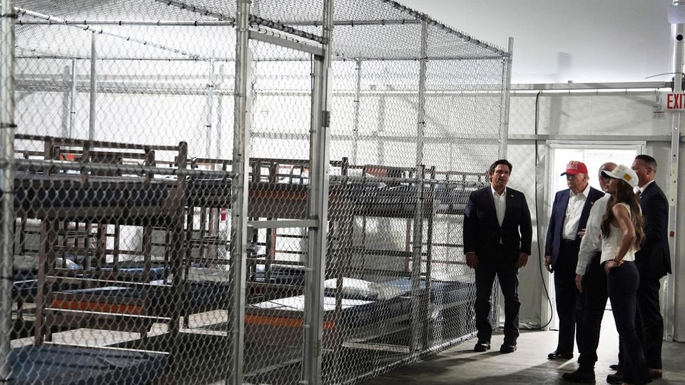 Alligator Alcatraz: Donald Trump besucht trauriges Abschiebegefängnis ...
