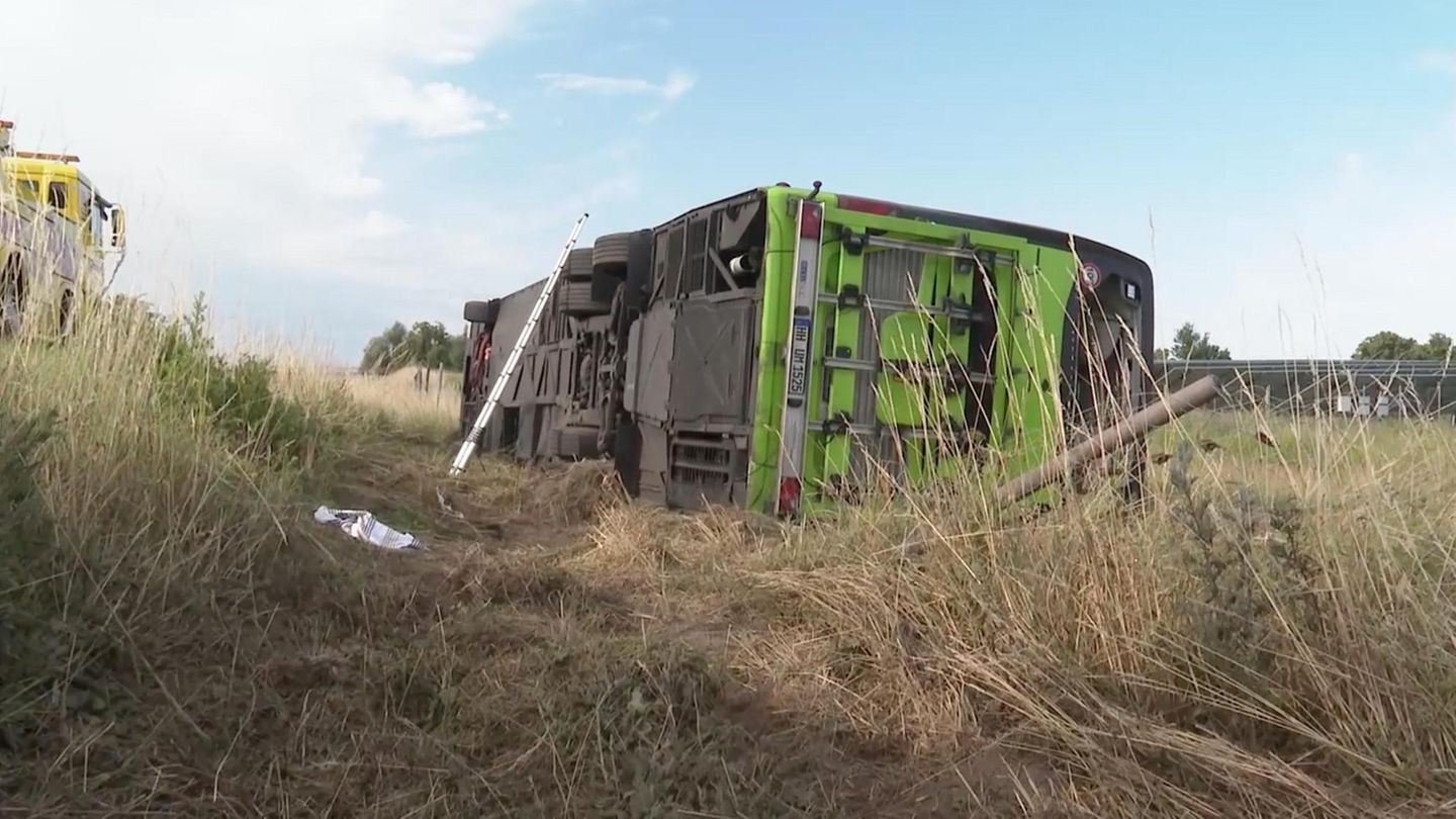 Flixbus überschlägt sich – 20 Passagiere schwer verletzt (Video) | STERN.de