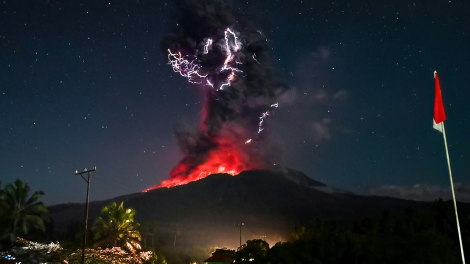 Vulkan auf indonesischer Insel Flores stößt kilometerhohe Aschewolke ...
