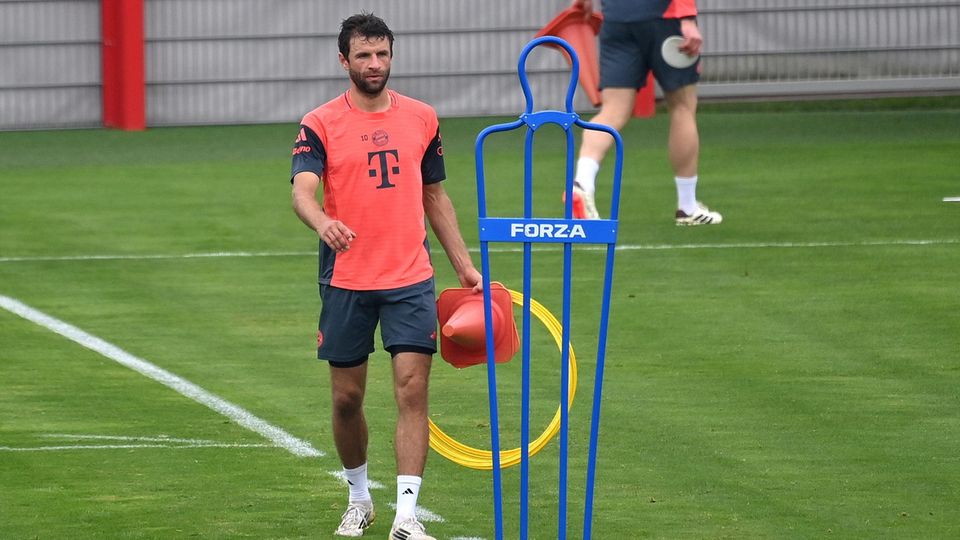 Thomas Müller trainiert in München mit – mit Bart und FC-Bayern-Kluft | STERN.de