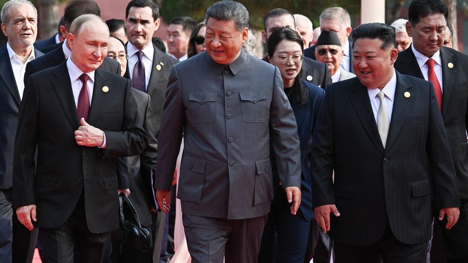 China: Xi feiert mit Kim und Putin riesige Militärparade – die Bilder ...