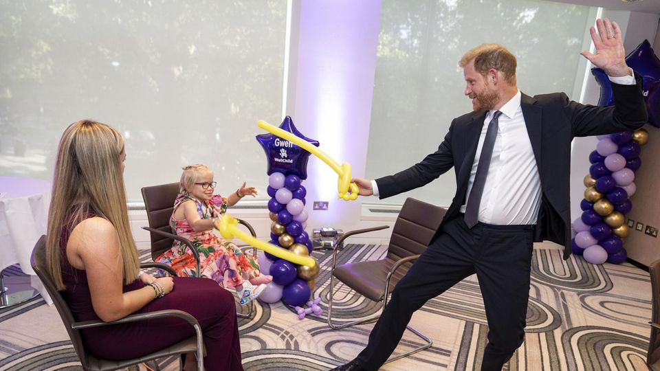 Prinz Harry in London: Hier kommt zeigt sich sein inneres Kind | STERN.de