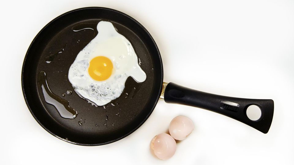 Spiegelei braten: Mit einer simplen Zutat wird es perfekt | STERN.de