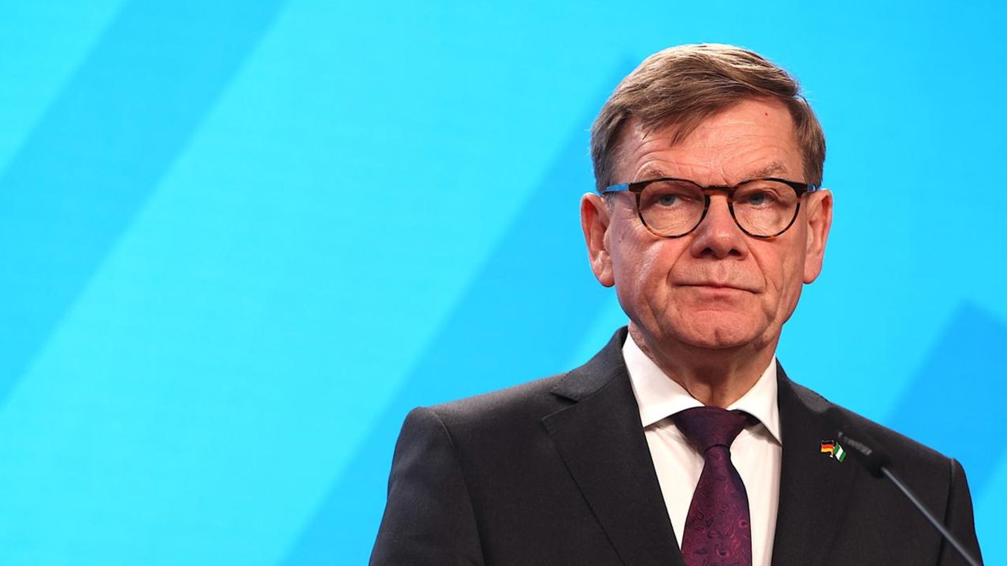 Außenminister Johann Wadephul muss wegen Panne Linienflugzeug nehmen ...