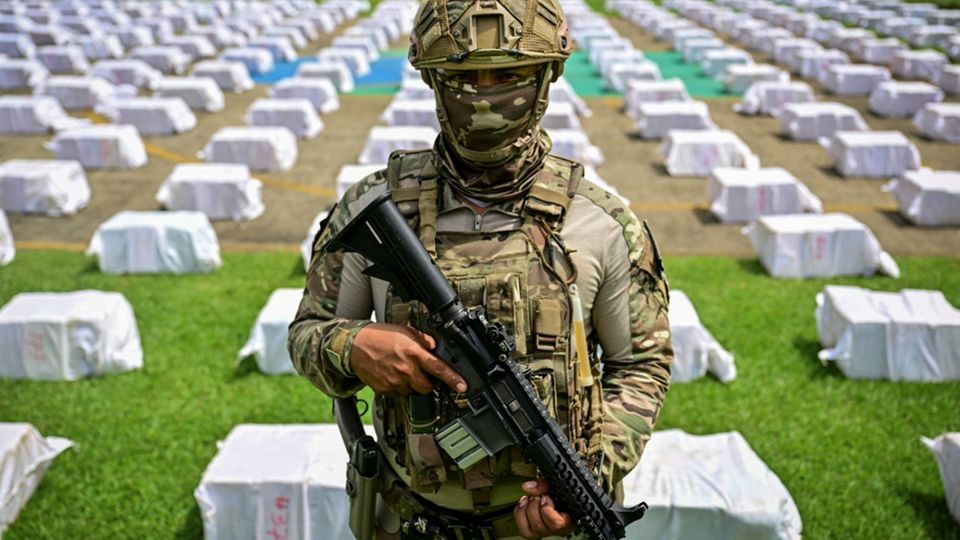 Behörden in Panama stellen Boot mit Tonnen von Kokain an Bord sicher ...