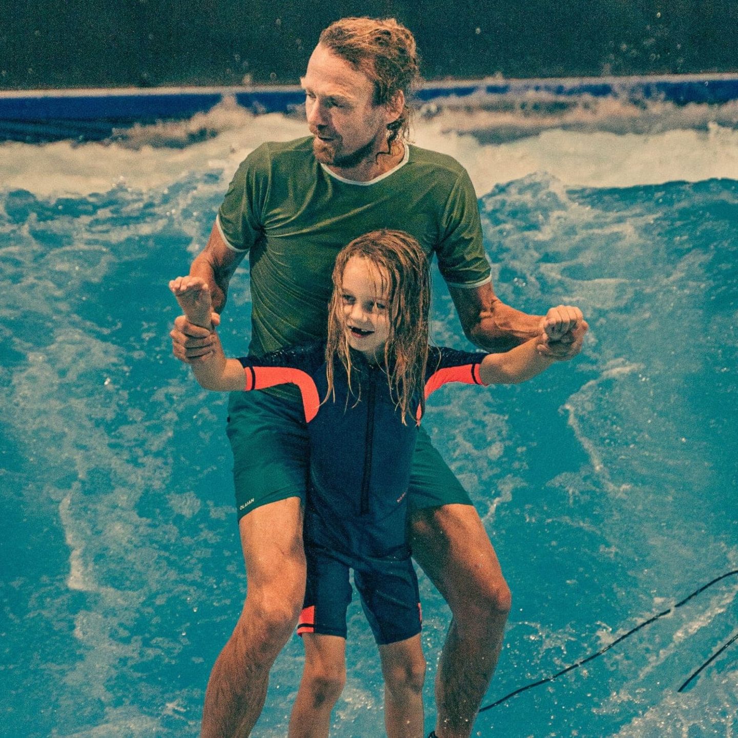 Eisbachwelle: Bjoern Richie Lob surft im Wellenwerk mit seinem Sohn