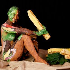 Nackt im Restaurant bei einem Tinderdate