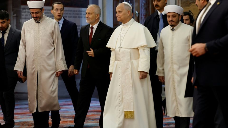 Papst Leo XIV. besucht Blaue Moschee in Istanbul | STERN.de