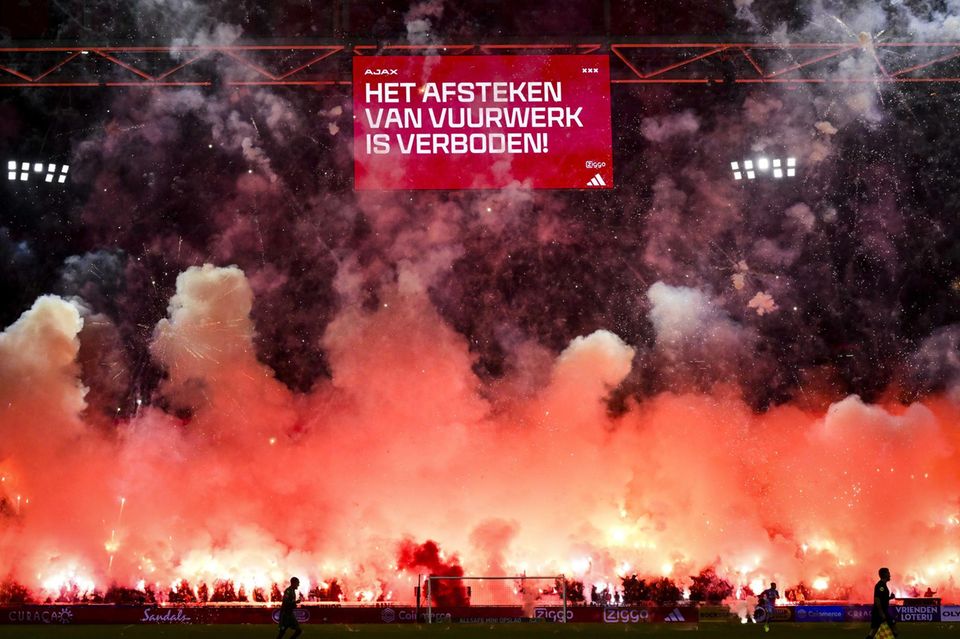 Ajax Amsterdam: Pyro-Show für verstorbenen Fans sorgt für Spielabbruch ...