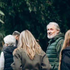 Silent Walk: Eine Gruppe spaziert ohne etwas zu sagen