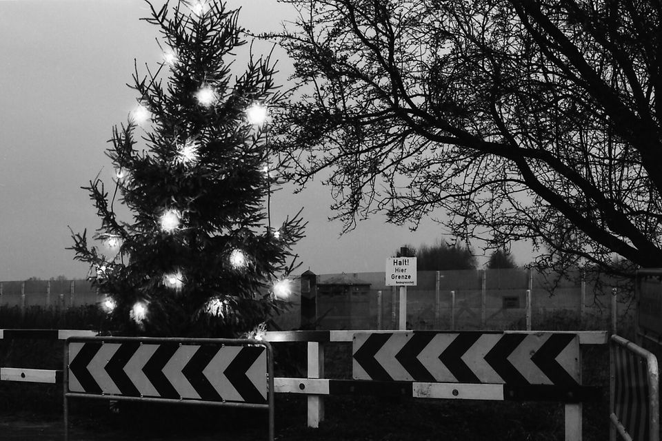 Berliner Mauer Weihnachten 1961: Hunderte Bäume erleuchten die Grenze ...