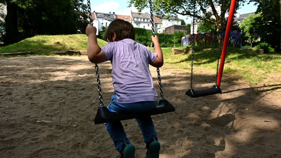 Eltern mit Geldsorgen zweifeln häufiger an Erfüllung von Bedürfnissen ...