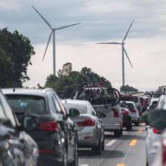 Stau auf der Autobahn: Geht es nach den Deutschen, dürfen auch nach 2035 noch Autos mit Verbrennermotor zugelassen werden