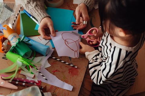 Erzieher: Kind am basteln