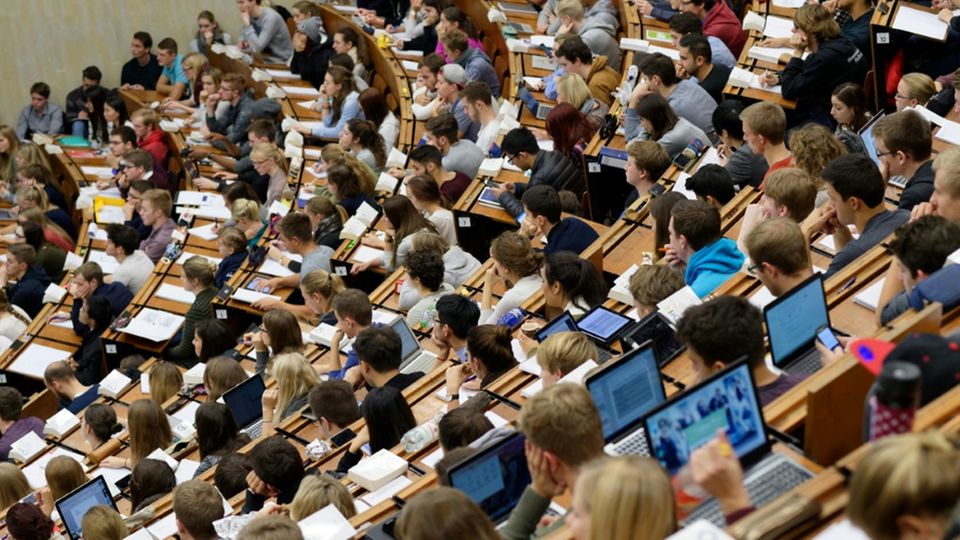 Großbritannien einigt sich mit EU auf Wiedereintritt in das Erasmus ...