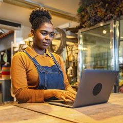 Shoppen im Internet: Auch bei Onlinekäufen sowie dem Schufa-Score werden im kommenden Jahr neue Regeln eingeführt