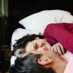 Mann und Frau liegen in einem Bett (Symbolbild Affäre).