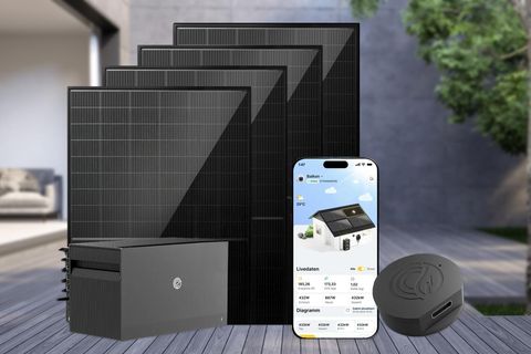 Das Balkonkraftwerk vor einer mit Holz ausgekleideten Terasse.