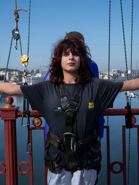 Anja vor den Bungee-Seilen in Kiew