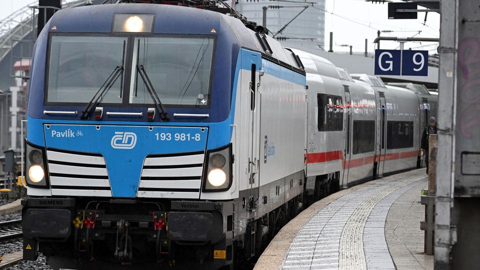 ICE L: Brandneuer Zug muss von angemieteter Lok gezogen werden | STERN.de