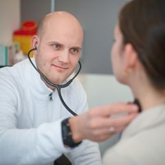 Hausarzt Daniel Schick untersucht eine Patientin. Ärztinnen und Ärzte genießen das größte Vertrauen