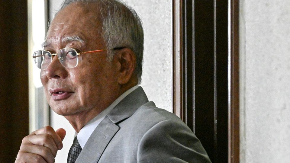 Malaysia: Ex-Regierungschef Najib in Korruptionsskandal zu 15 Jahren ...