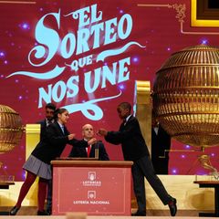 Schülerinnen und Schüler stehen im Mittelpunkt der Zeremonie. Foto: Manu Fernandez/AP/dpa