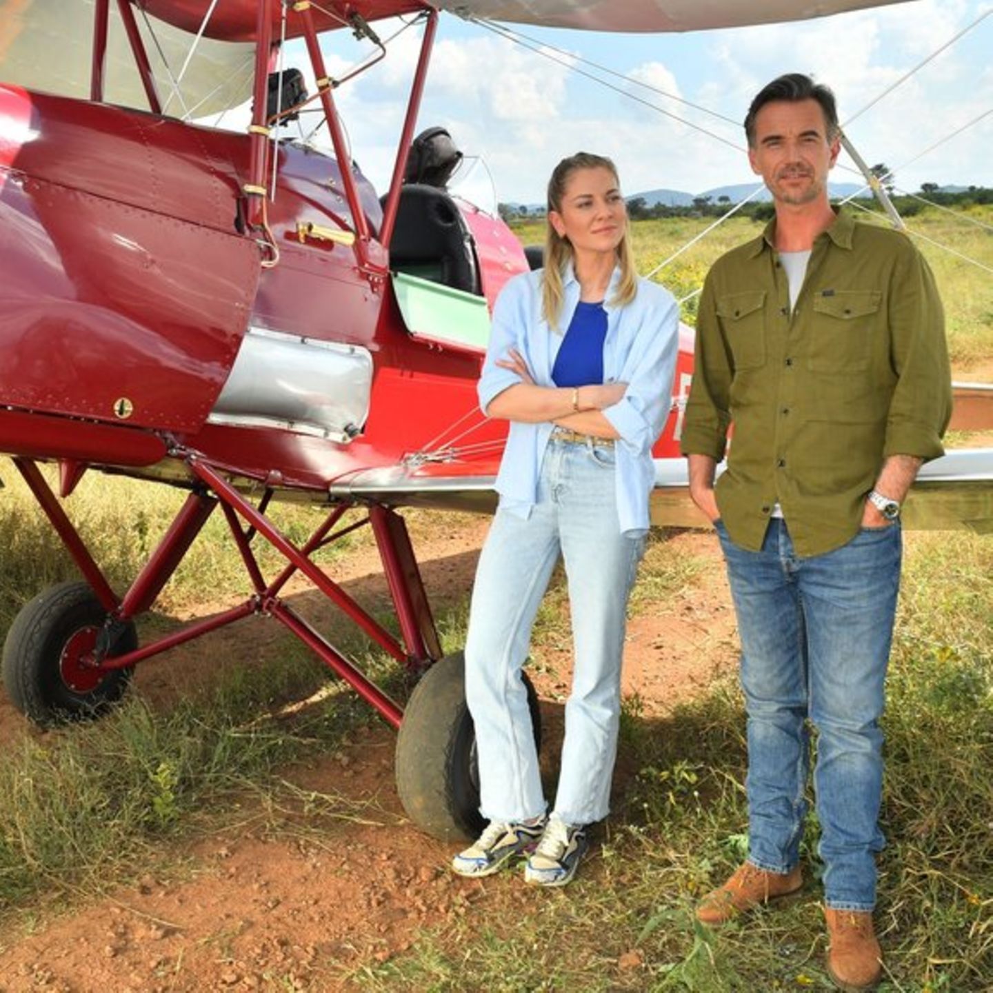 Florian Silbereisen und Valentina Pahde vor einem Flugzeug