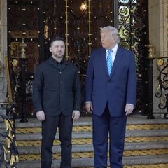 Trump und Selenskyj auf einer Treppe.