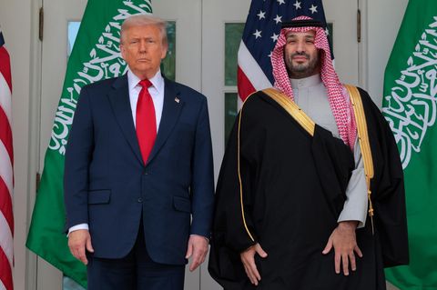 Saudi-Arabiens Kronprinz Mohammed bin Salman steht neben US-Präsident Donald Trump