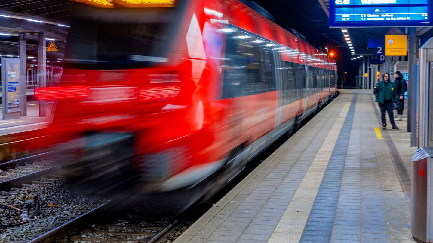 Unfall in Rostock: Schneeräumfahrzeug beschädigt S-Bahn-Oberleitung ...