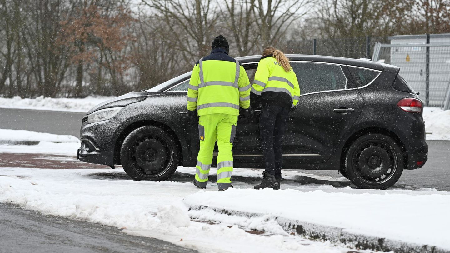Lebloser Körper im Auto: Passant entdeckt Leiche im Auto auf Rastplatz ...