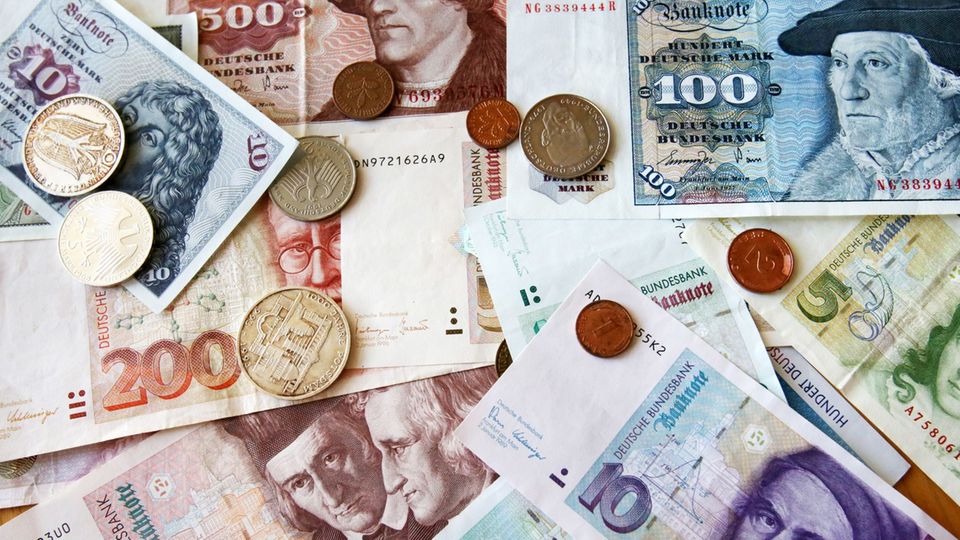 Währungswechsel: Viele Menschen tauschen weiter D-Mark in Euro | STERN.de