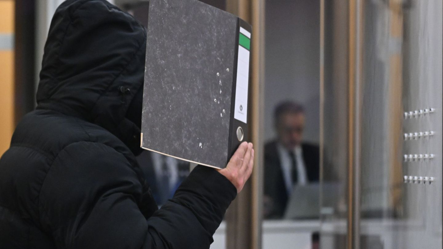 Terrorprozess: Syrer wegen IS-Verbrechen in Düsseldorf vor Gericht ...