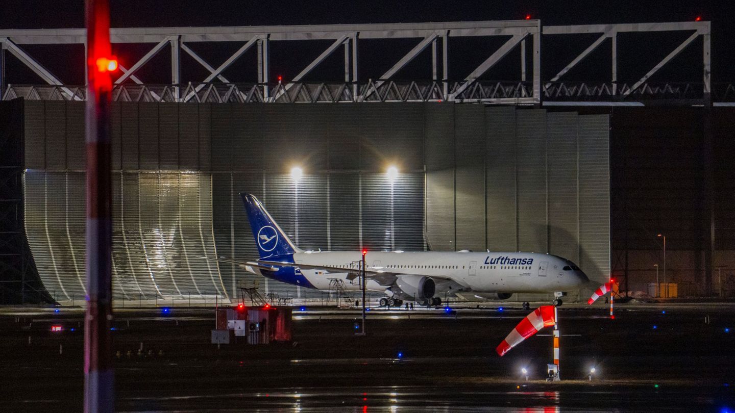 Winterwetter: Winterwetter: Flugbetrieb in Frankfurt läuft zunächst ...