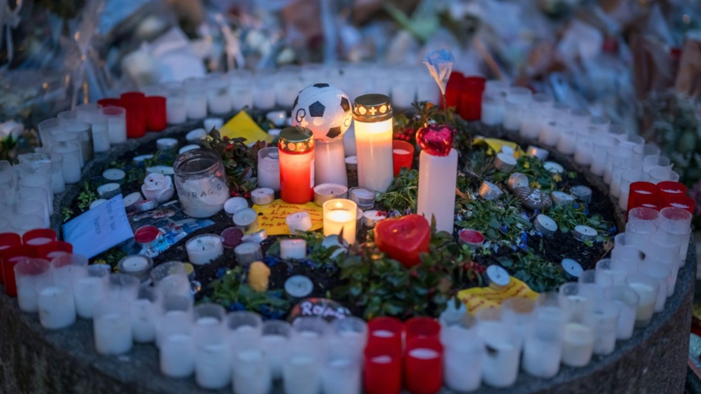 Schweigeminute und Glockengeläut in Gedenken an Opfer der ...