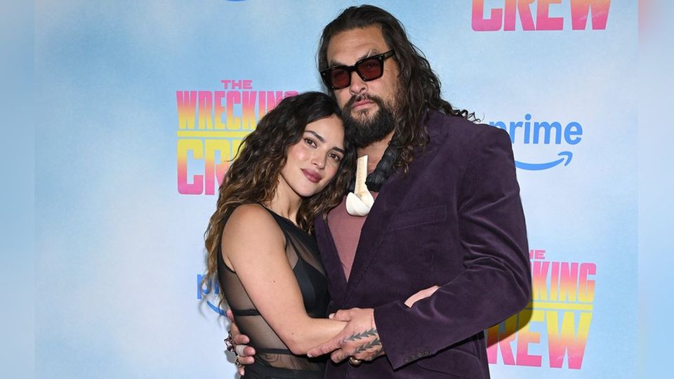 Jason Momoa und Adria Arjona: Inniger Red-Carpet-Auftritt in New York ...