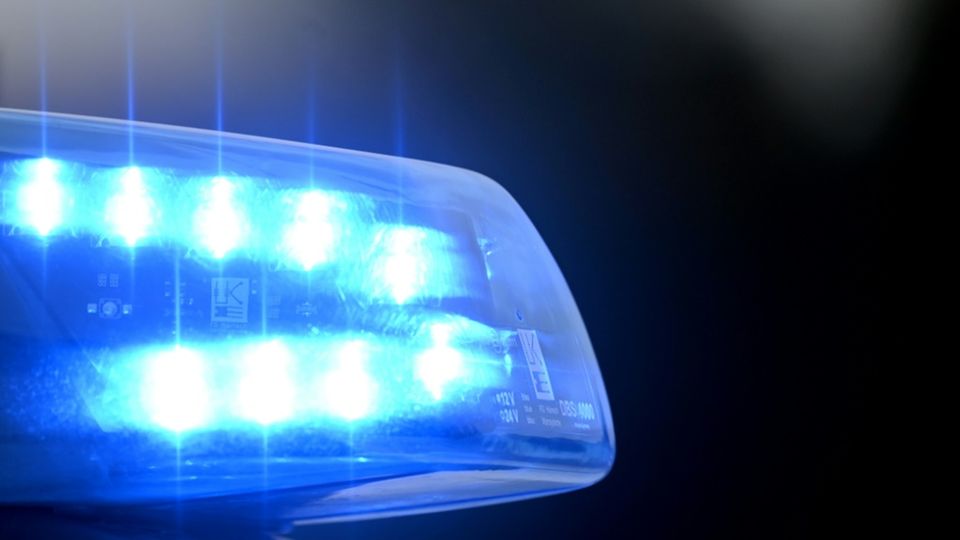 Anhänger quer auf Autobahn abgestellt: Ermittlungen wegen versuchten ...
