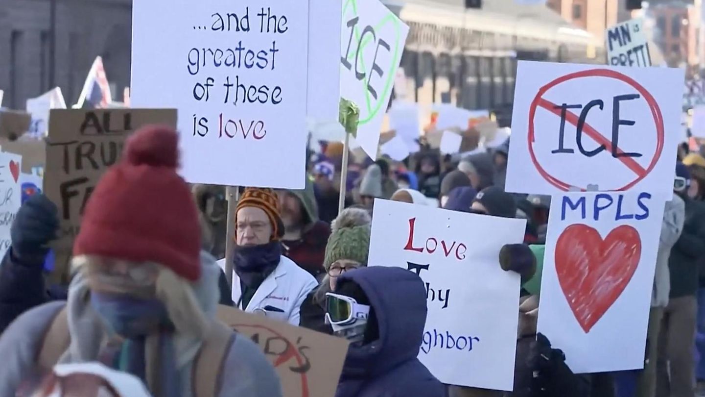 Fall Alex Pretti: Obama und Clinton rufen zu ICE-Protesten auf (Video ...