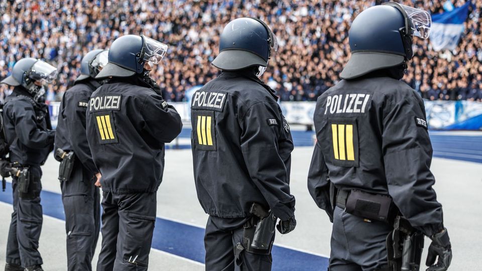 Fußball und Politik: Hertha-Fans fordern personelle Konsequenzen bei ...